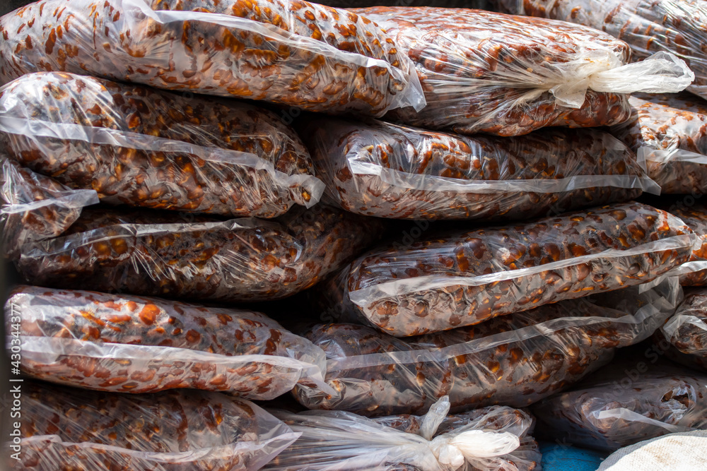 Ripe tamarind pulp has a sour taste. Used as a food seasoning to have a ...