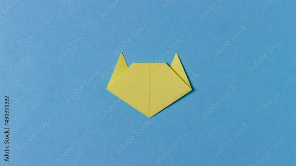 Vídeo do Stock: The cat's head is folded from yellow paper in the ...