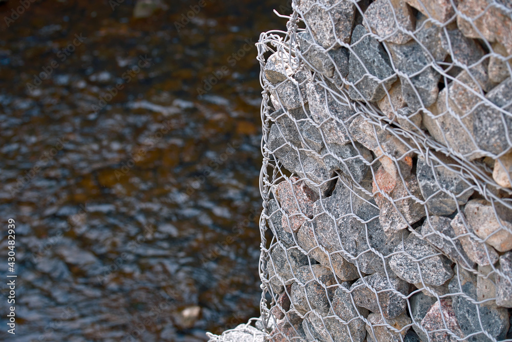 Foto de Gabion wall constructed using steel wire mesh basket. Stone ...