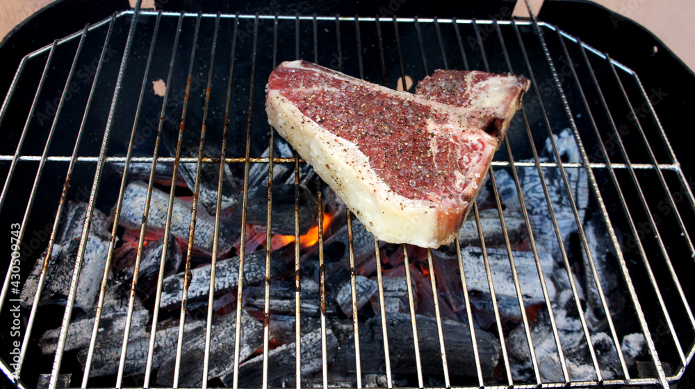 T Bone. Special beef cut for a delicious barbecue on grill Stock Photo ...