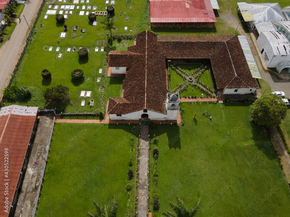 Foto de Beautiful aerial view of the historic Orosi Church in Cartago ...