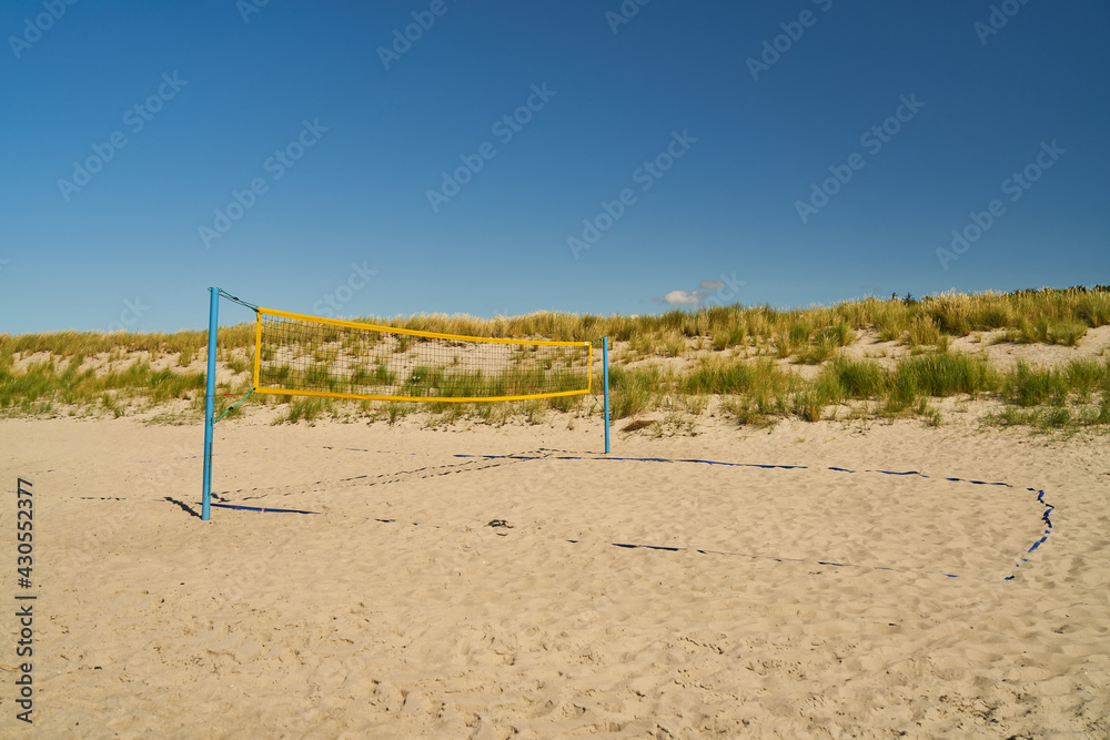 Spielfeld für Volleyball mit Netz am Strand Stock Photo | Adobe Stock