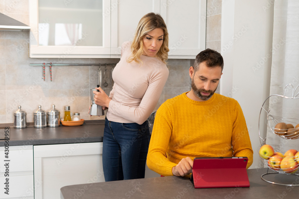 Suspicious woman finds her husband chatting with another woman ...
