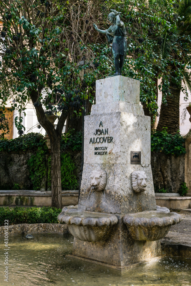 Monumento a Joan Alcover ,"Monument a Joan Alcover" (1928).Bronce y ...
