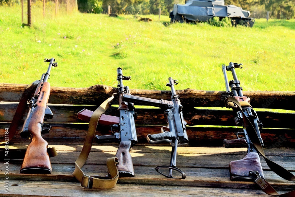 Foto de Weapon. Submachine guns from the Second World War are lying ...
