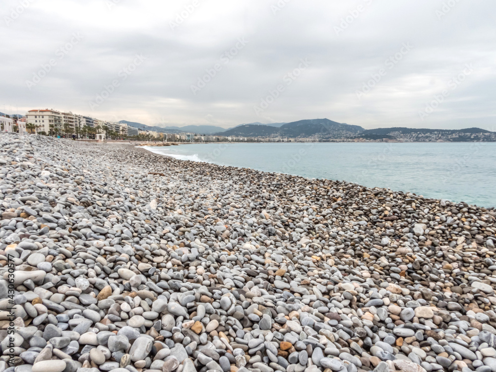 Bord de mer et plage de galets à Nice sur la Côte d'Azur Stock Photo ...