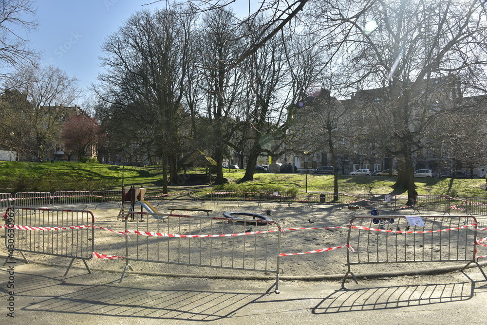 Plaine de jeux interdit d'accès pour cause de la crise sanitaire due au ...