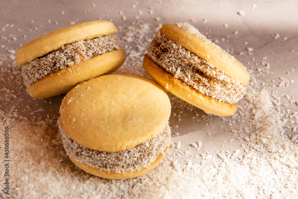 Deliciosos alfajores de maicena rellenos de dulce de leche y ...
