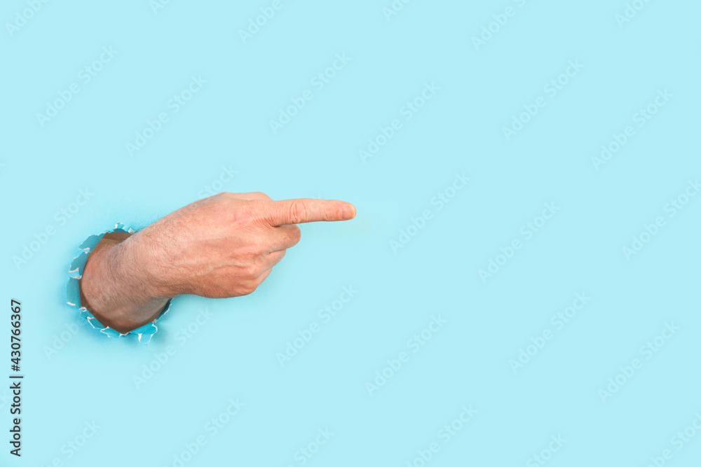 Mano de hombre apuntando con el dedo indice hacia una dirección a ...