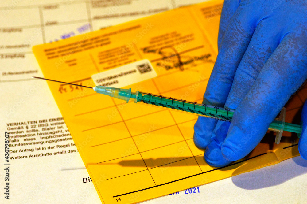Impfpass mit Corona-Impfung Stock Photo | Adobe Stock