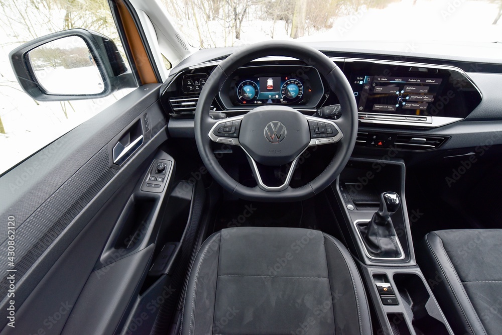 Volkswagen Caddy 5 Style 2.0 TDI. Cabin interior - driver's workplace ...