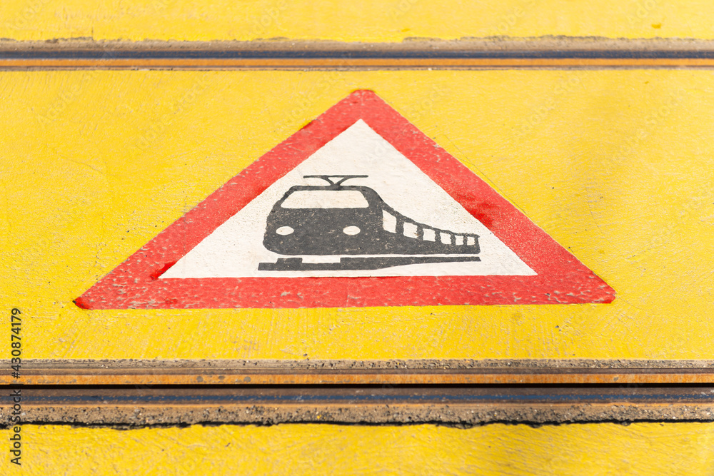 zeichn bahn zug achtung bahnübergang gefahr symbol marode Stock Photo ...