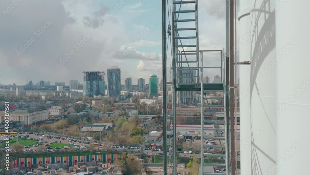 Vidéo Stock empty vertical ladder for a possible graphical addition of ...