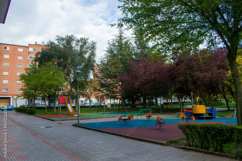 Parque de juegos infantil en colores alegres. Juego de niños ...