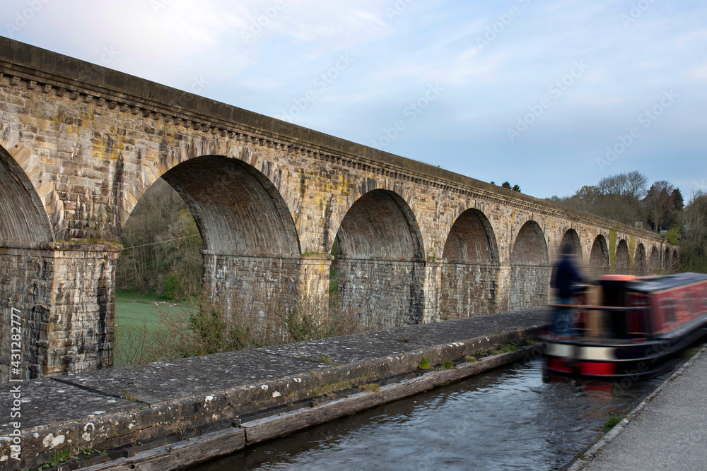 Foto de Chirk aqueduct and viaduct on the Llangollen canal, on the ...