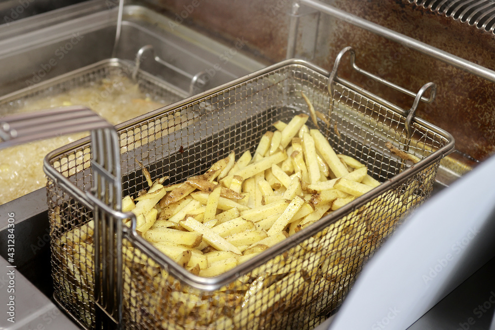 Cuisson de frites maison dans une friteuse professionnelle foto de ...