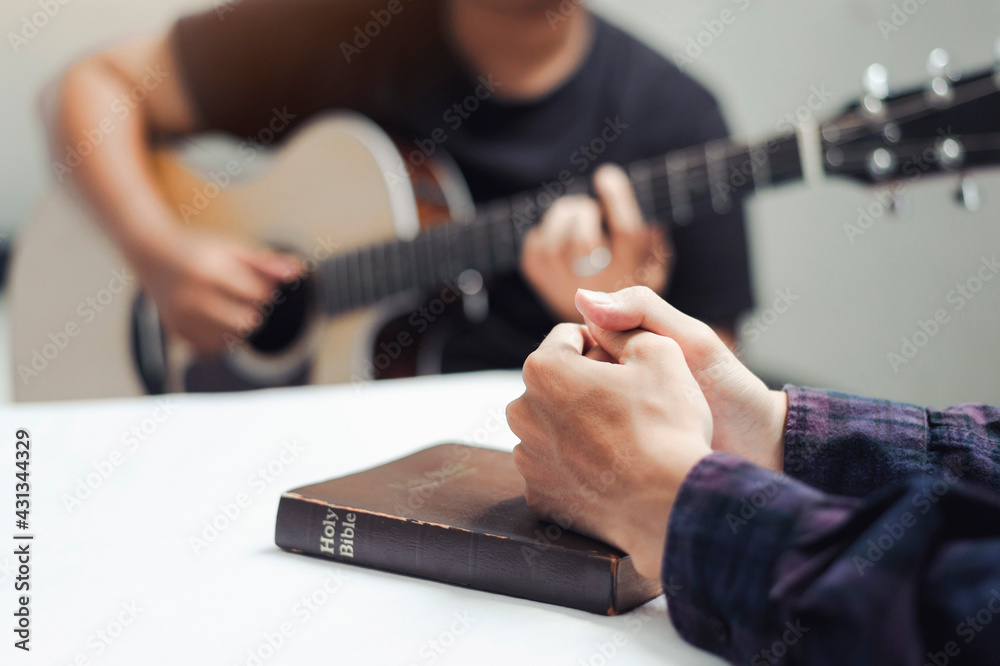 Christian groups sing worship and hands praying and seek the blessings ...