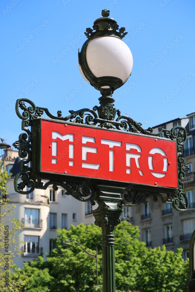 Foto de Célèbre panneau rouge d'indication d'une station de métro à ...