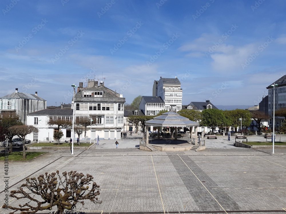 Plaza de la Constitución de Vilalba(Galicia) con el palco de la música ...