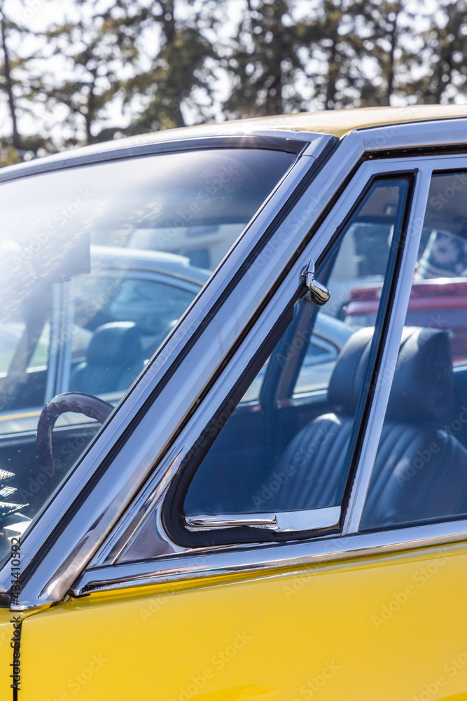 三角窓 Unusual triangular window of a classic car Stock Photo | Adobe Stock