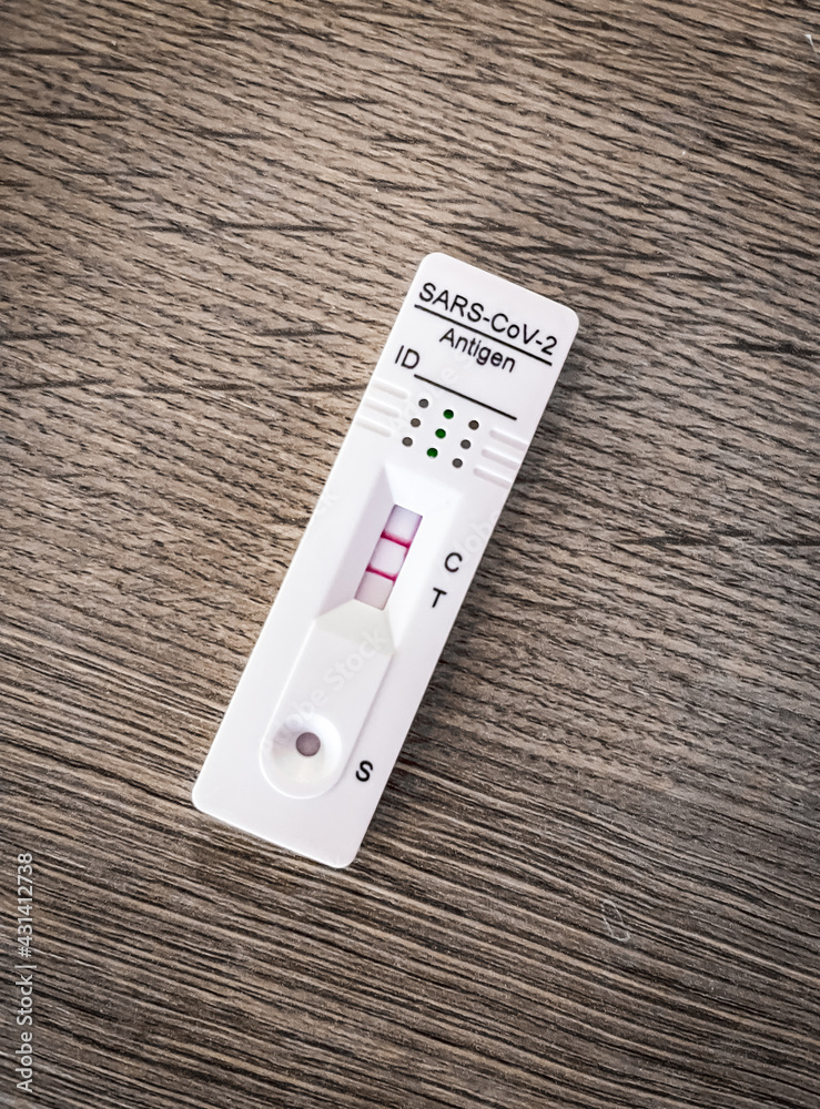 Close-up of a corona rapid test at home where you have the results ...