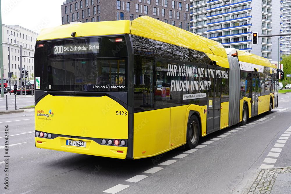 BVG Solaris Urbino 18 electric e-Bus Linie 200 im Straßenverkehr an ...