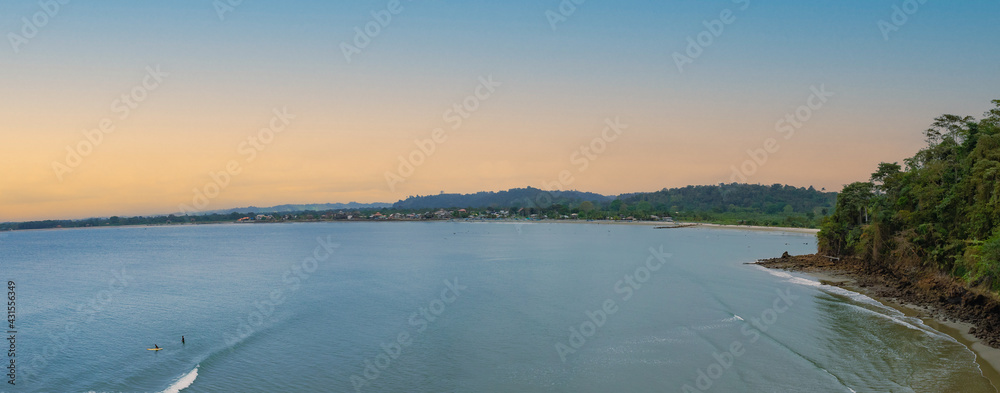 Atardecer en la playa de Mompiche, provincia de Esmeraldas, Ecuador .Al ...
