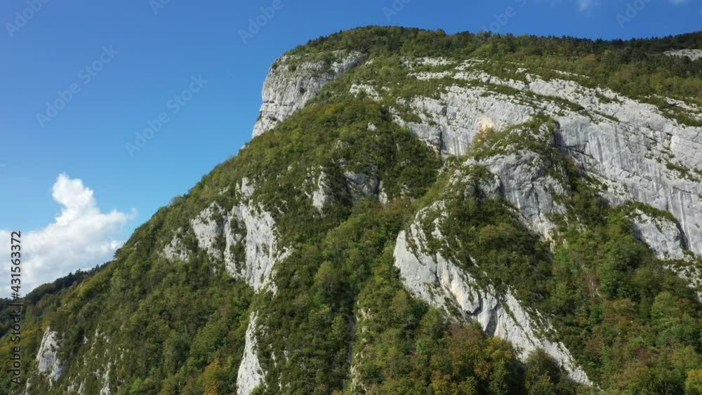 Le sommet rocheux d'un montagne vers Saint-Pierre-d'Entremont, dans le ...