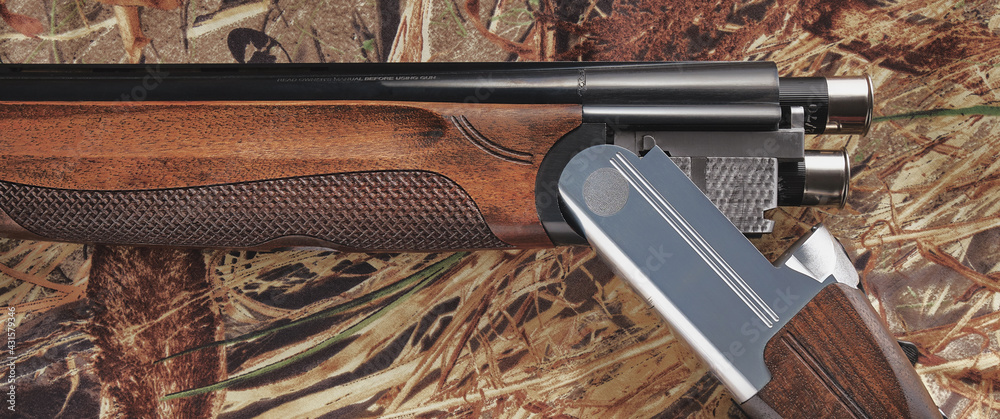 Foto de fragment of hunting double-barreled shotgun with cartridges in ...