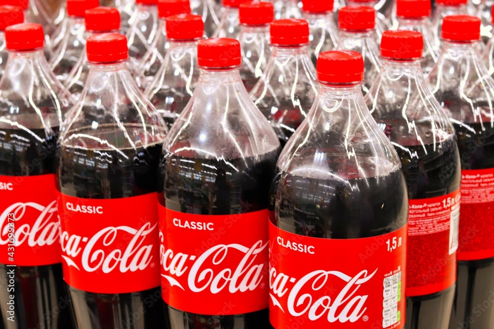 Foto de coca cola in plastic bottles on a pallet in the trading floor ...