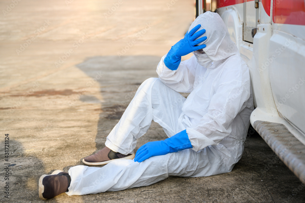 Health worker Standing at an emergency ambulance Wear a PPE uniform ...
