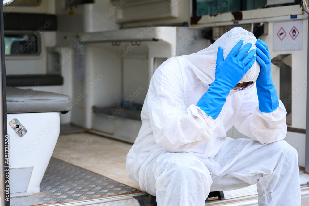 Stockfoto Health worker Standing at an emergency ambulance Wear a PPE ...