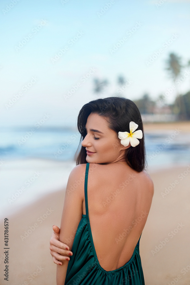 Beauty portrait of female face with natural skin on the sea. Beautiful ...