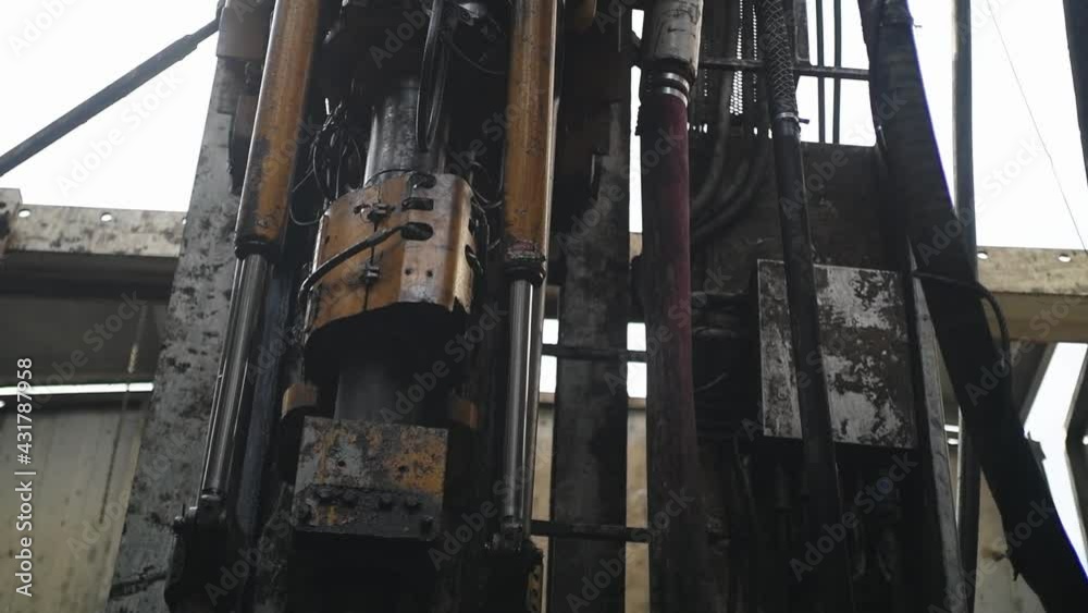 Top Drive System (TDS) and Derrick of Oil Drilling Rig vídeo do Stock ...