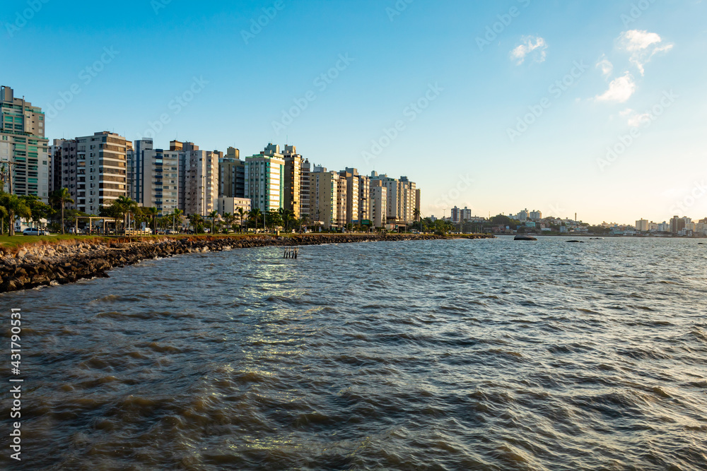 Prédios no pôr do sol na avenida beira mar norte Florianópolis de Santa ...
