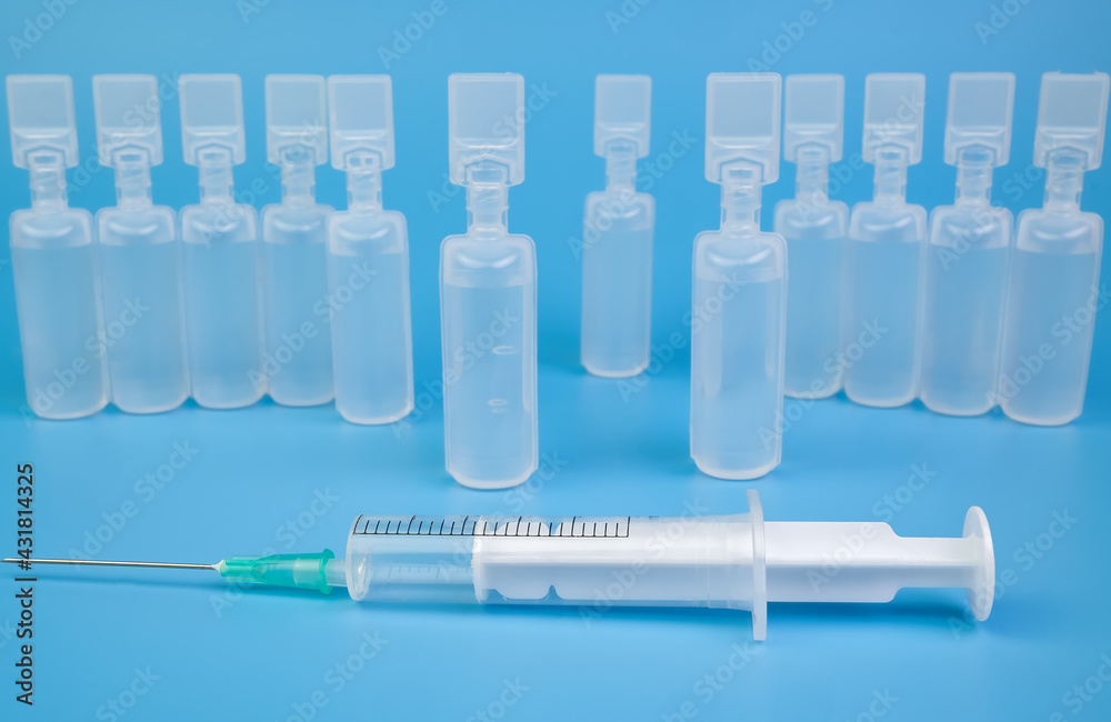 Viales o botes de plástico blanco transparente con líquido también ...