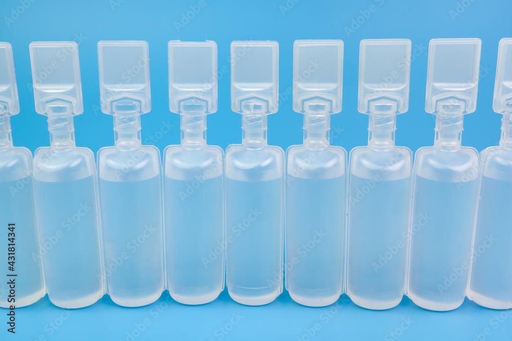 Viales o botes de plástico blanco transparente con líquido también ...