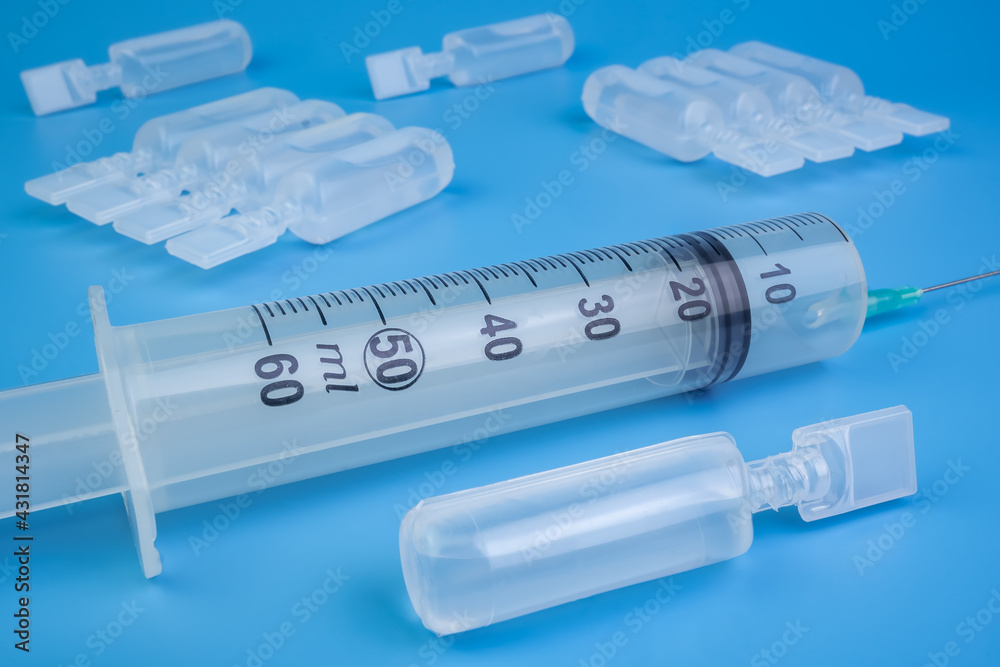 Viales o botes de plástico blanco transparente con líquido también ...