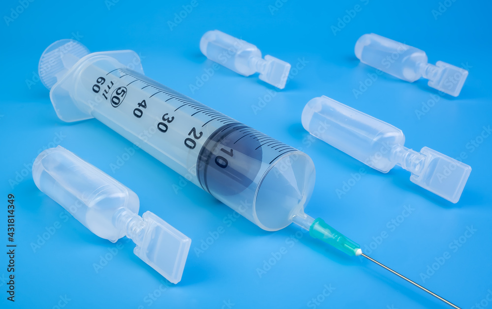 Viales o botes de plástico blanco transparente con líquido también ...