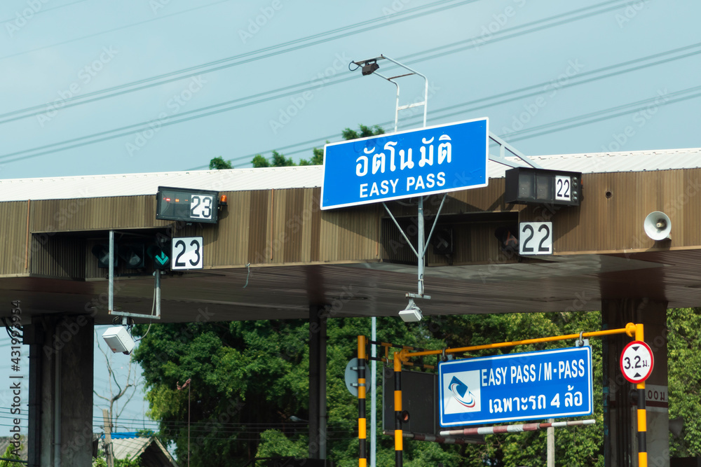 Foto de At the expressway exits 22 and 23 with an automatic exit sign ...