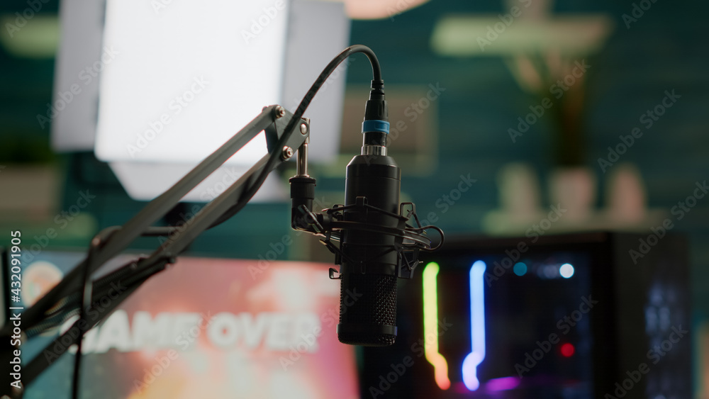 Foto de Streaming professsional microphone in empty gaming home studio ...