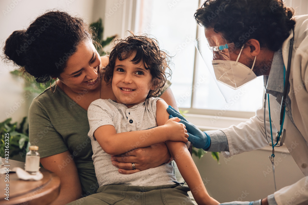 Foto de Covid-19 vaccination at home do Stock | Adobe Stock