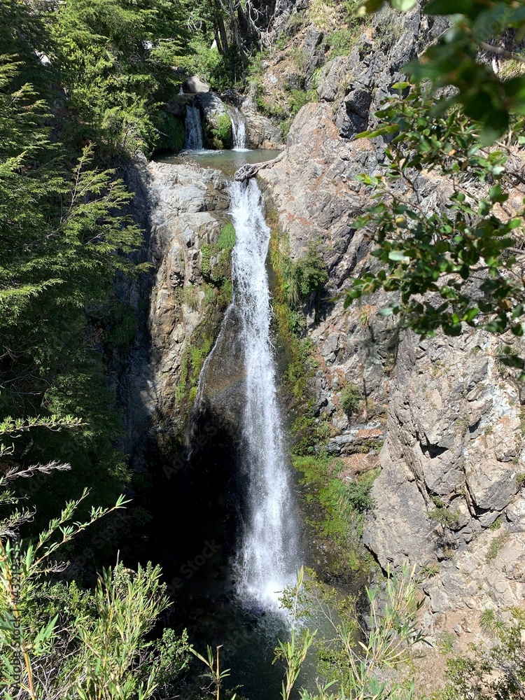 Cascada multinivel. Se aprecia su recorrido entre las paredes de rica o ...