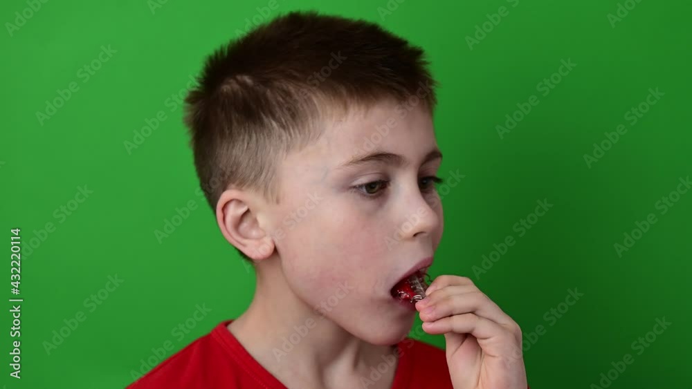 Vidéo Stock The child puts a plate on the teeth, alignment and care of ...