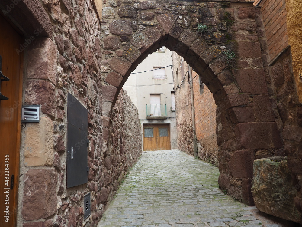 Foto de arco ojival dovelado de piedra marrón, fue uno de los arcos ...