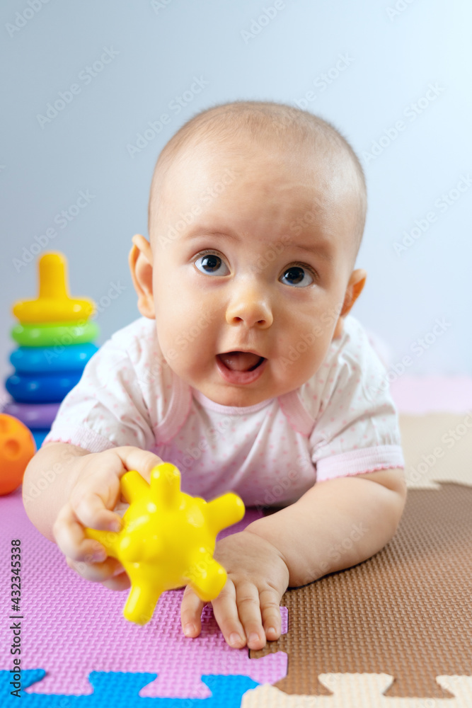 Foto de Portrait of an active newborn girl 8-10 months old who is ...