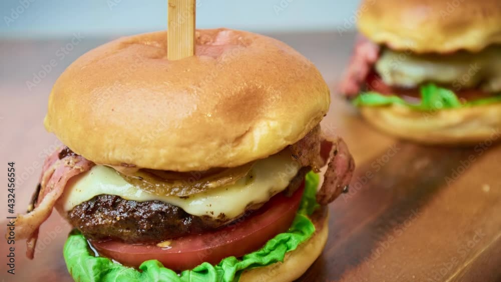 Vidéo Stock Close-up look of a beef burger in 4K in slow-motion ...