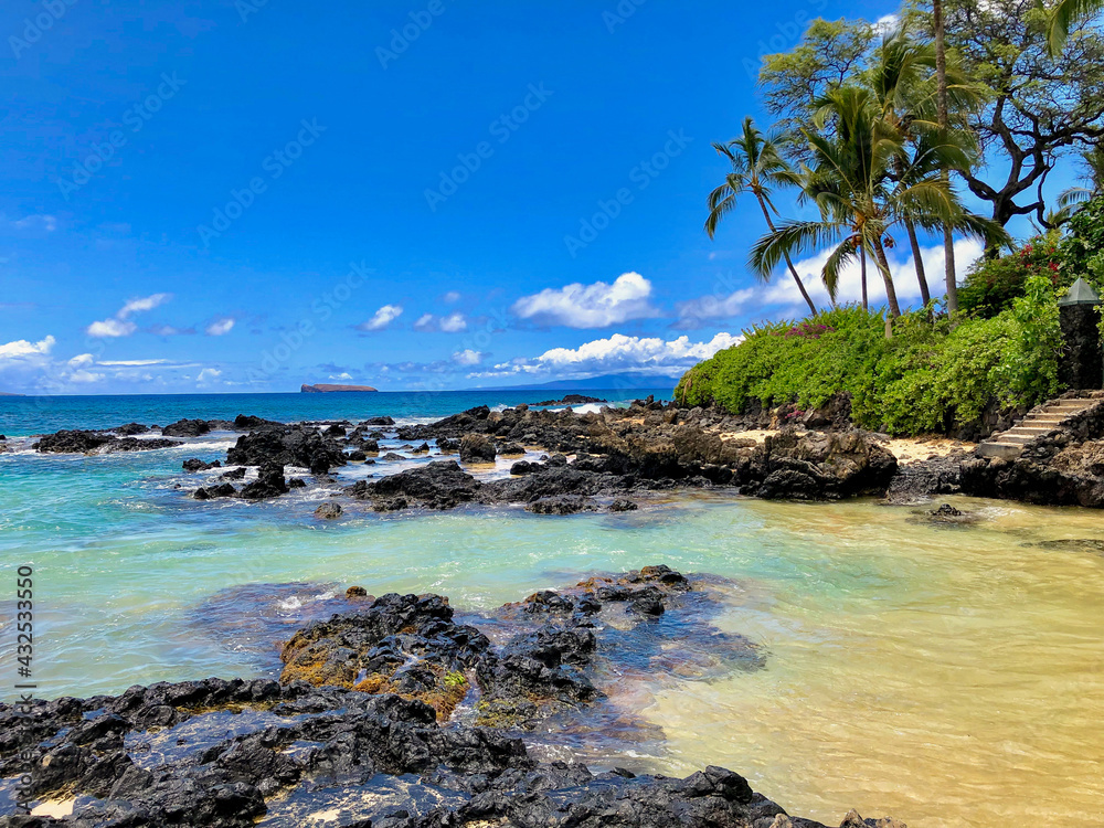 Beautiful white sandy Secret Cove Bay Beach on Hawaiian Island Maui ...