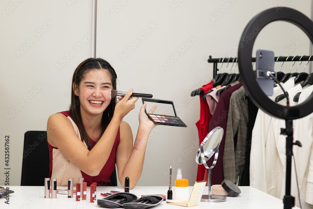 Beautiful Asian woman beauty makeup artist vlogger explain beauty ...