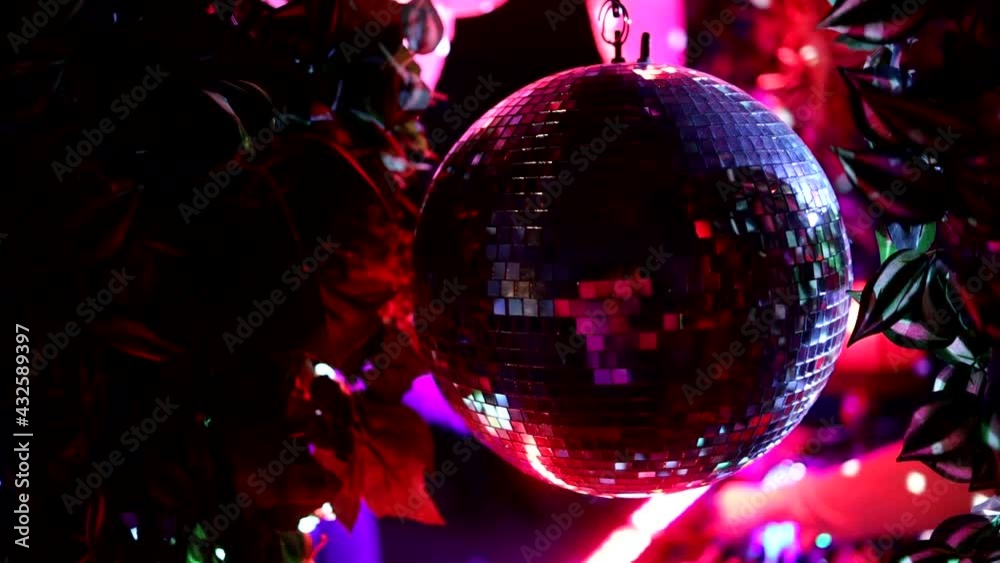 Vidéo Stock Night disco party concept. Light music disco ball on blue ...